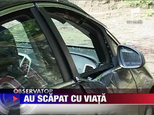 Transfagarasan: Bolovan pravalit peste masina unor turisti polonezi ...