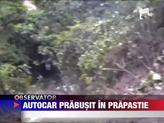 IMAGINI SOCANTE! Autocar prabusit in prapastie | Observatornews.ro