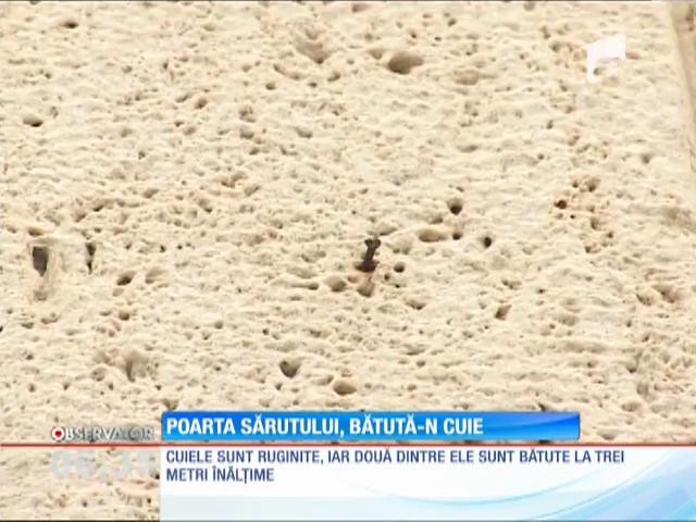 3 cuie, bătute în monumentul Poarta Sărutului. Autorităţile ştiu, dar ...