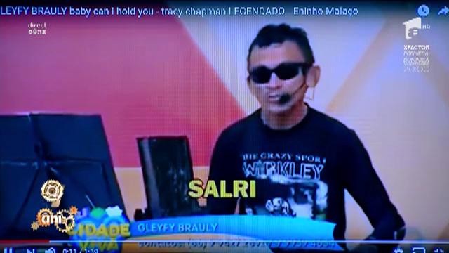 Smiley News. Toată lumea râde! Omul orchestră cântă pe limba lui ...