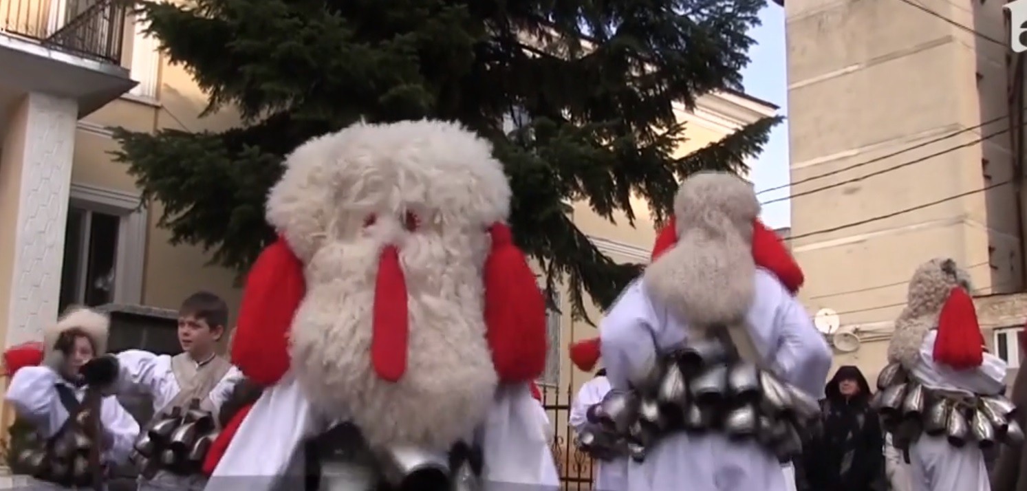 Obicei de peste 300 de ani, în Maramureş: Brondoșii de Cavnic alungă spiritele rele înainte de ...