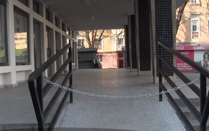 Rampă de acces pentru persoanele cu handicap locomotor, blocată cu un ...