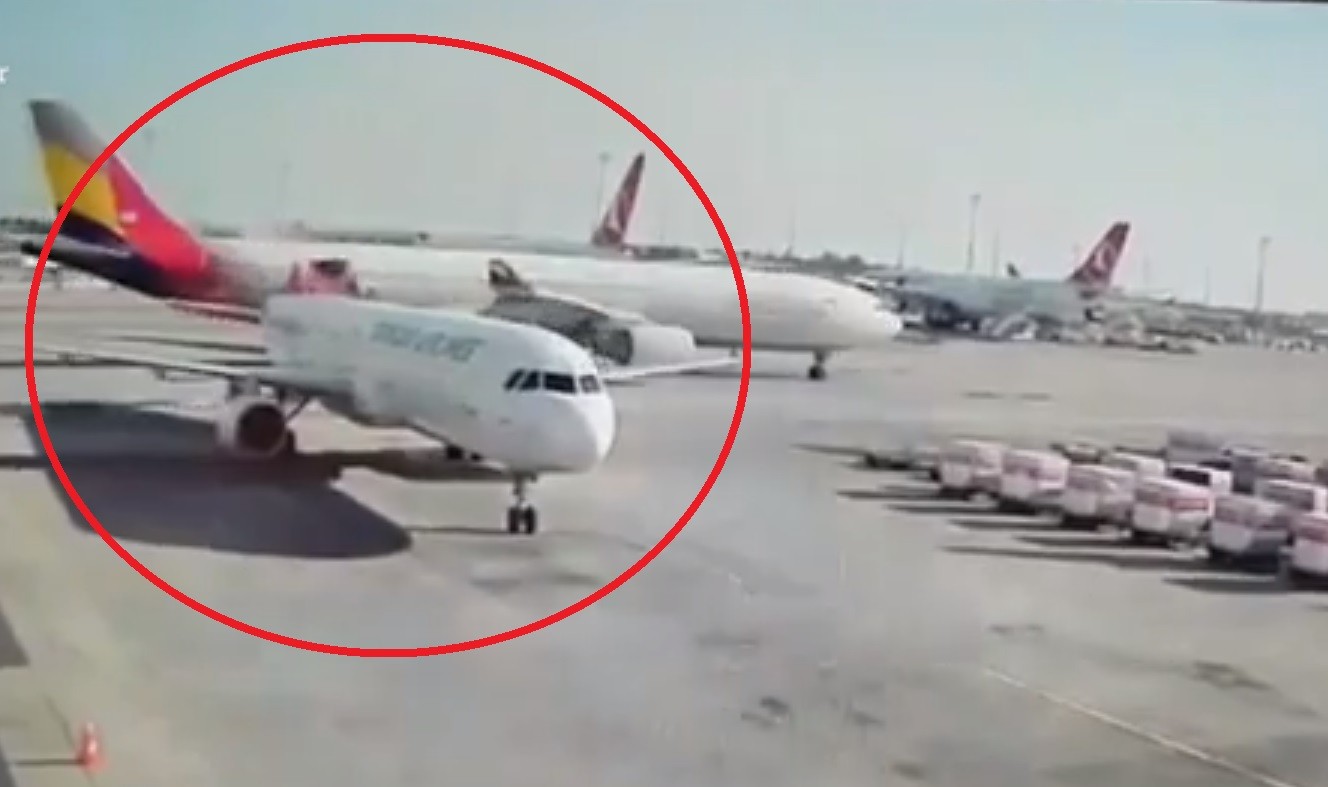 Două avioane de pasageri s-au ciocnit pe pista celui mai mare aeroport ...