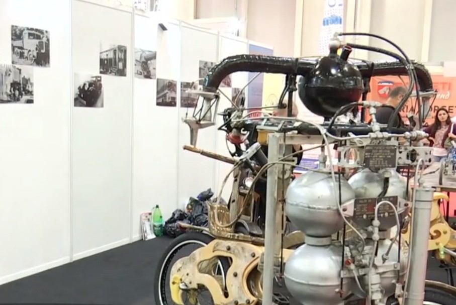 Rucsacul zburător al lui Justin Capra, expus în cadrul Expoziţiei de ...