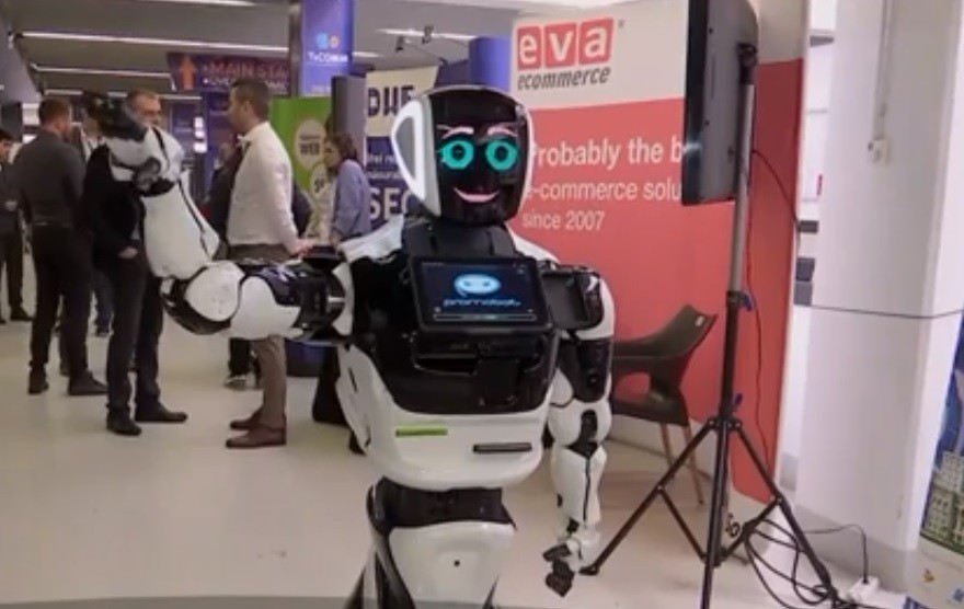 Faceţi cunoştinţă cu Escu, robotul care stie să cânte