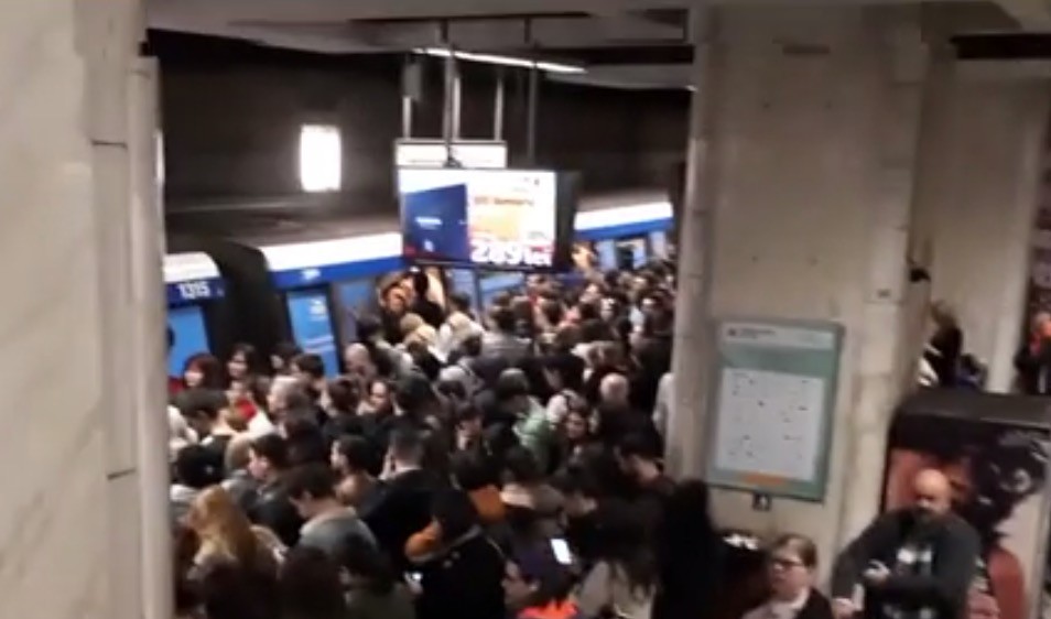Metroul defectat pe magistrala Pipera - Berceni a provocat haos în ...