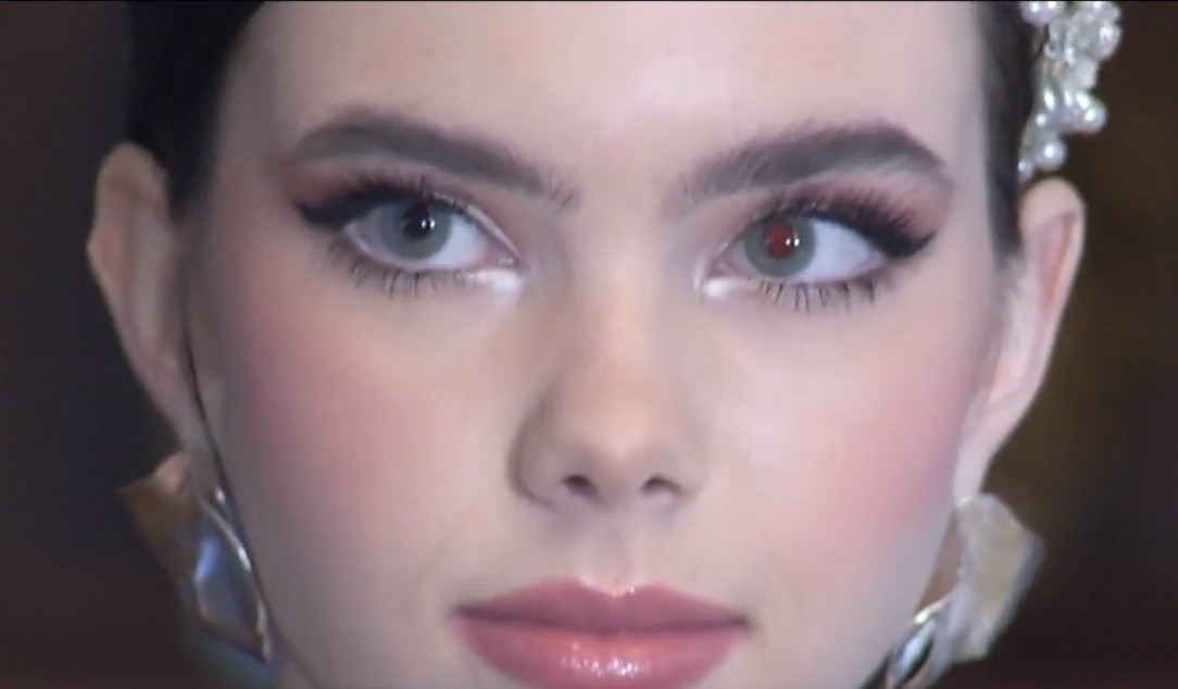 Trucurile specialiștilor pentru un machiaj impecabil acasă