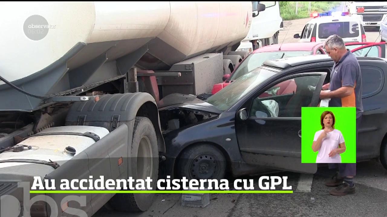 Cisternă de combustibil GPL, lovită violent de alte două maşini, în Vaslui