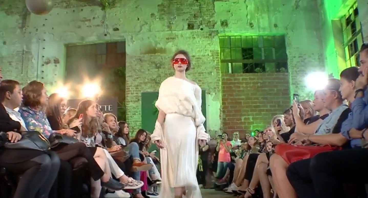 Prezentare de modă diferită, în Bucureşti. Care sunt ținutele sezonului ...