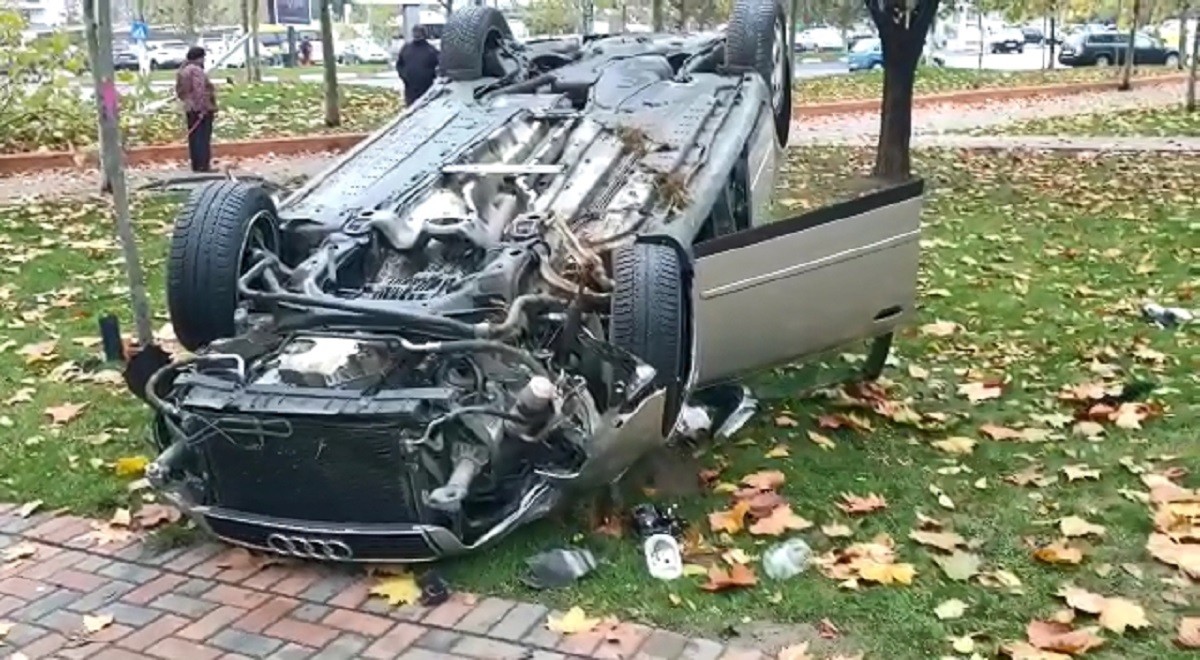 Accident bizar în Bucureşti, Audi găsit cu roţile în sus, într-un parc