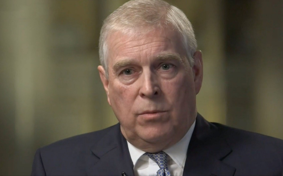 Prinţul Andrew renunţă la toate atribuţiile regale