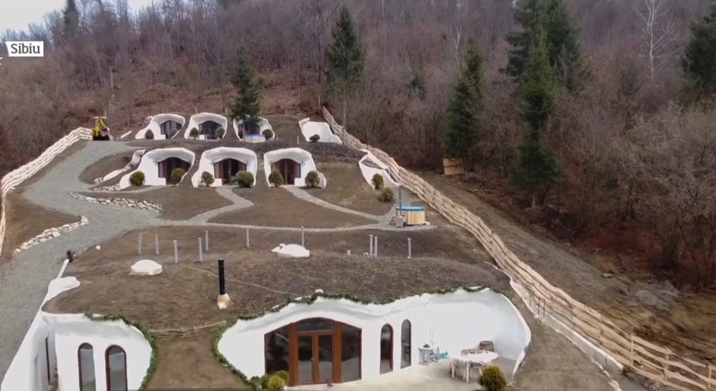 Casă din lut ca în povești, construită în Sibiu de un cuplu de bucureșteni