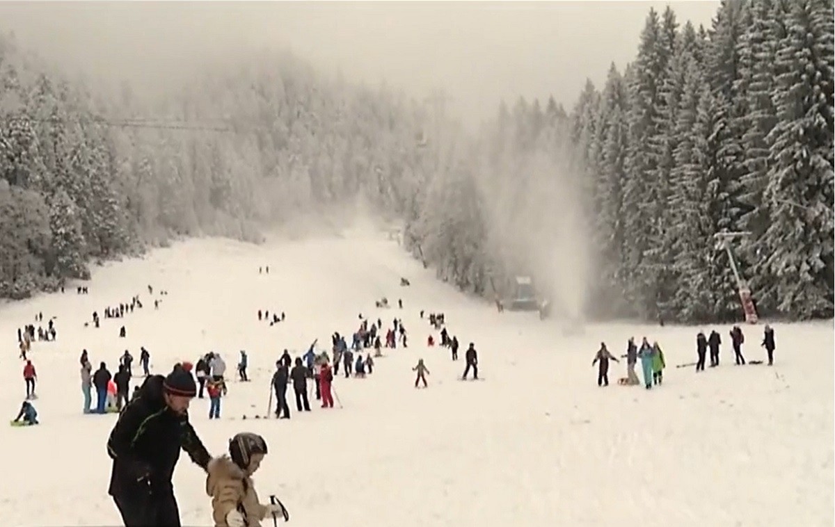 Codul galben de zăpadă, bucuria turiştilor care fac revelionul la munte