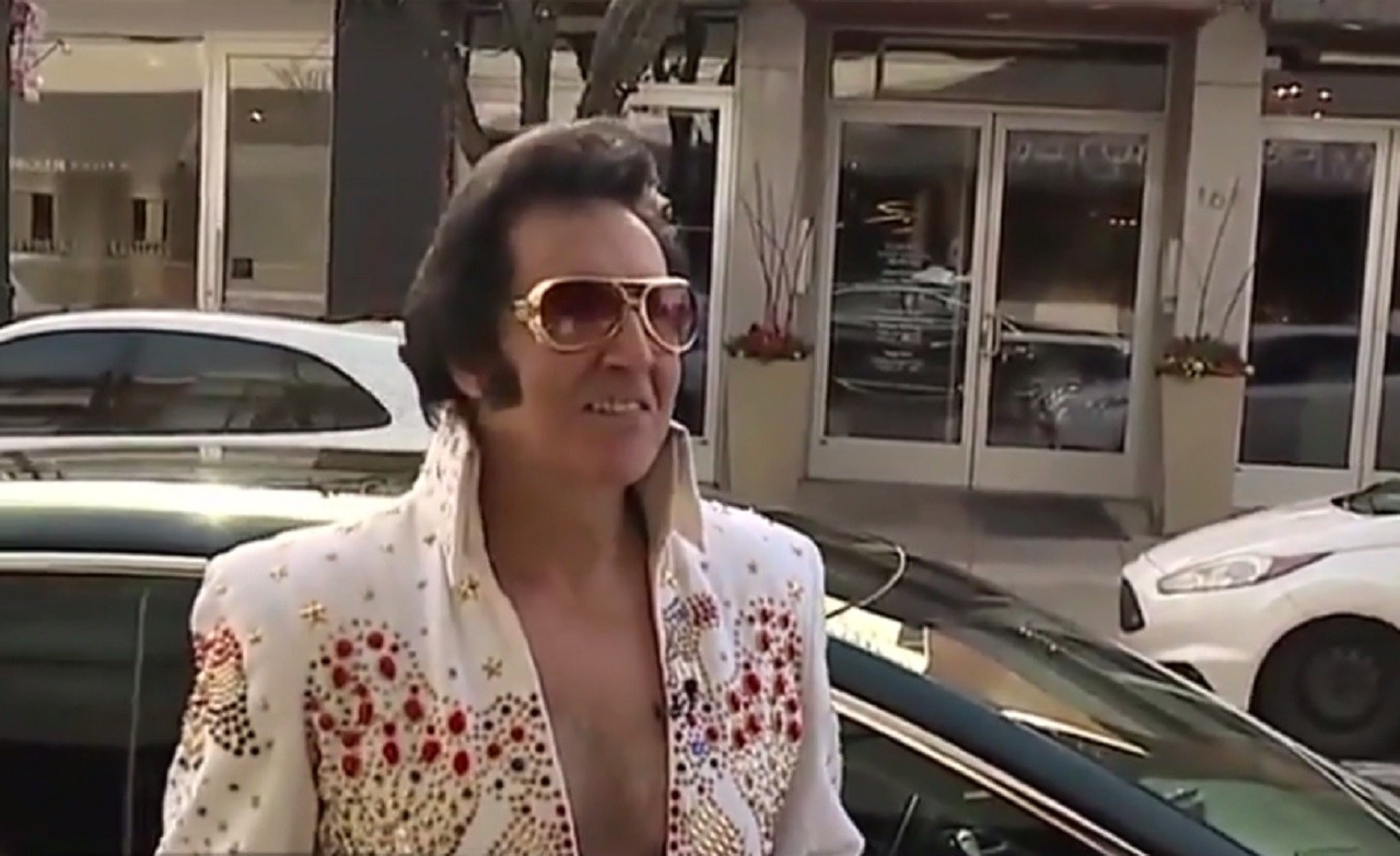 Șofer american deghizat în Elvis Presley, ca omagiu adus regelui rock ...