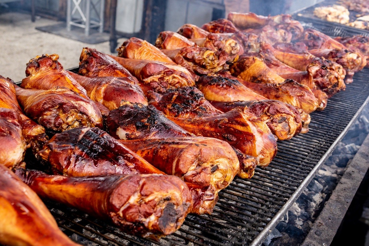 13 tone de carne de curcan din zone de risc, în multe magazine din ţară