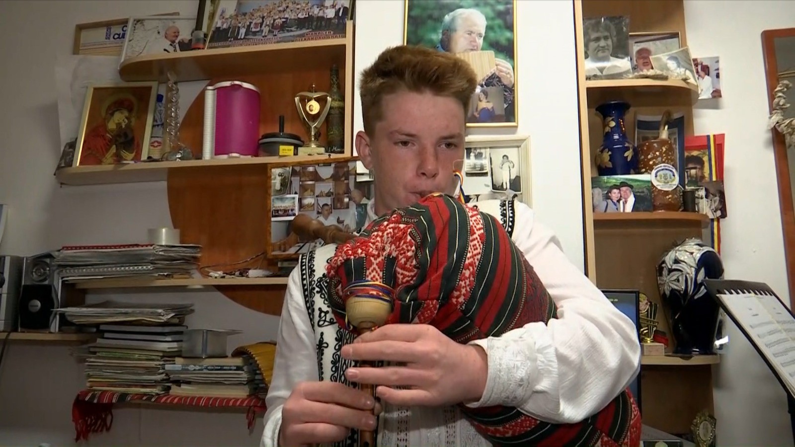 ''Pistruiatul'', copilul minune care cântă la cele mai neobișnuite ...