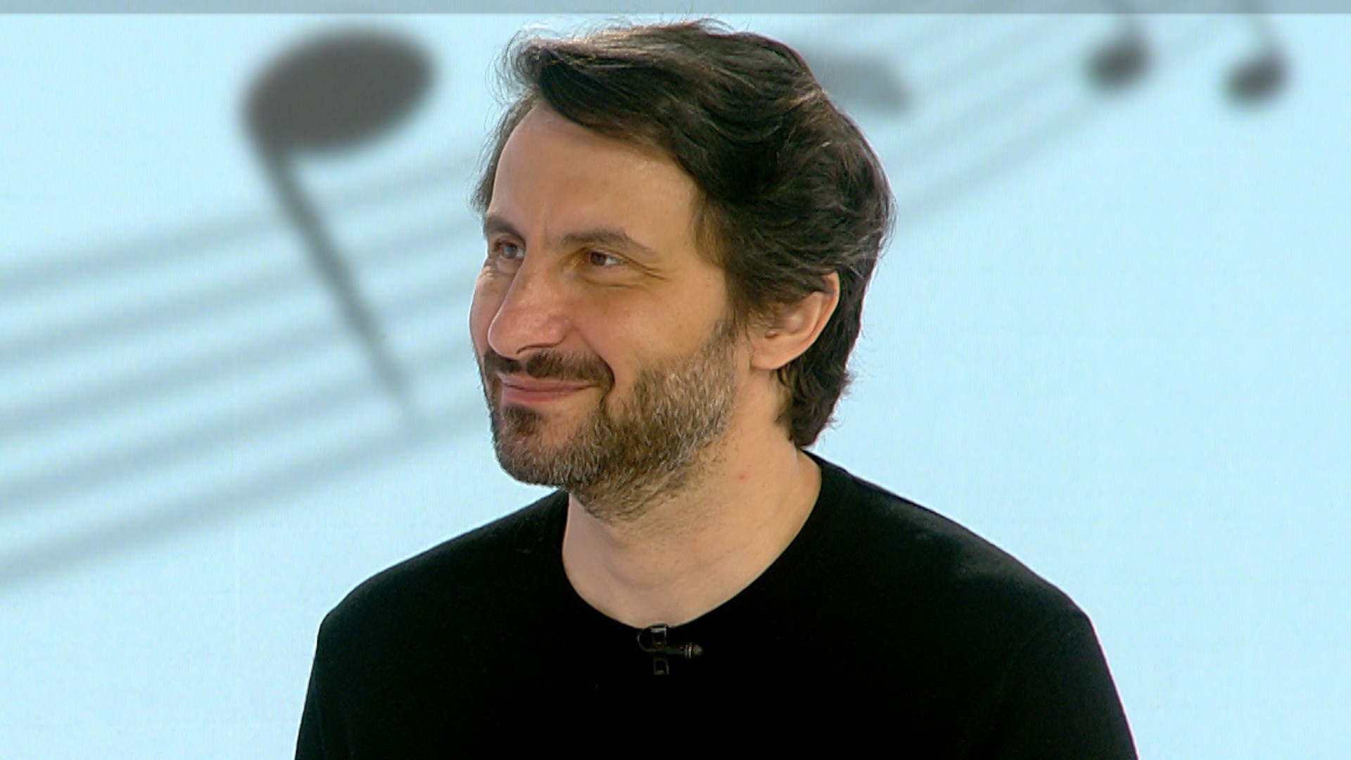 Adrian Nour vorbeşte despre lumi imperfecte în cea mai nouă piesă a sa ...