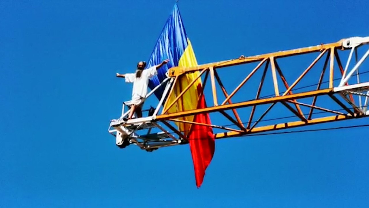 Protest extrem în centrul Capitalei. "Stegarul dac" s-a cățărat pe o ...