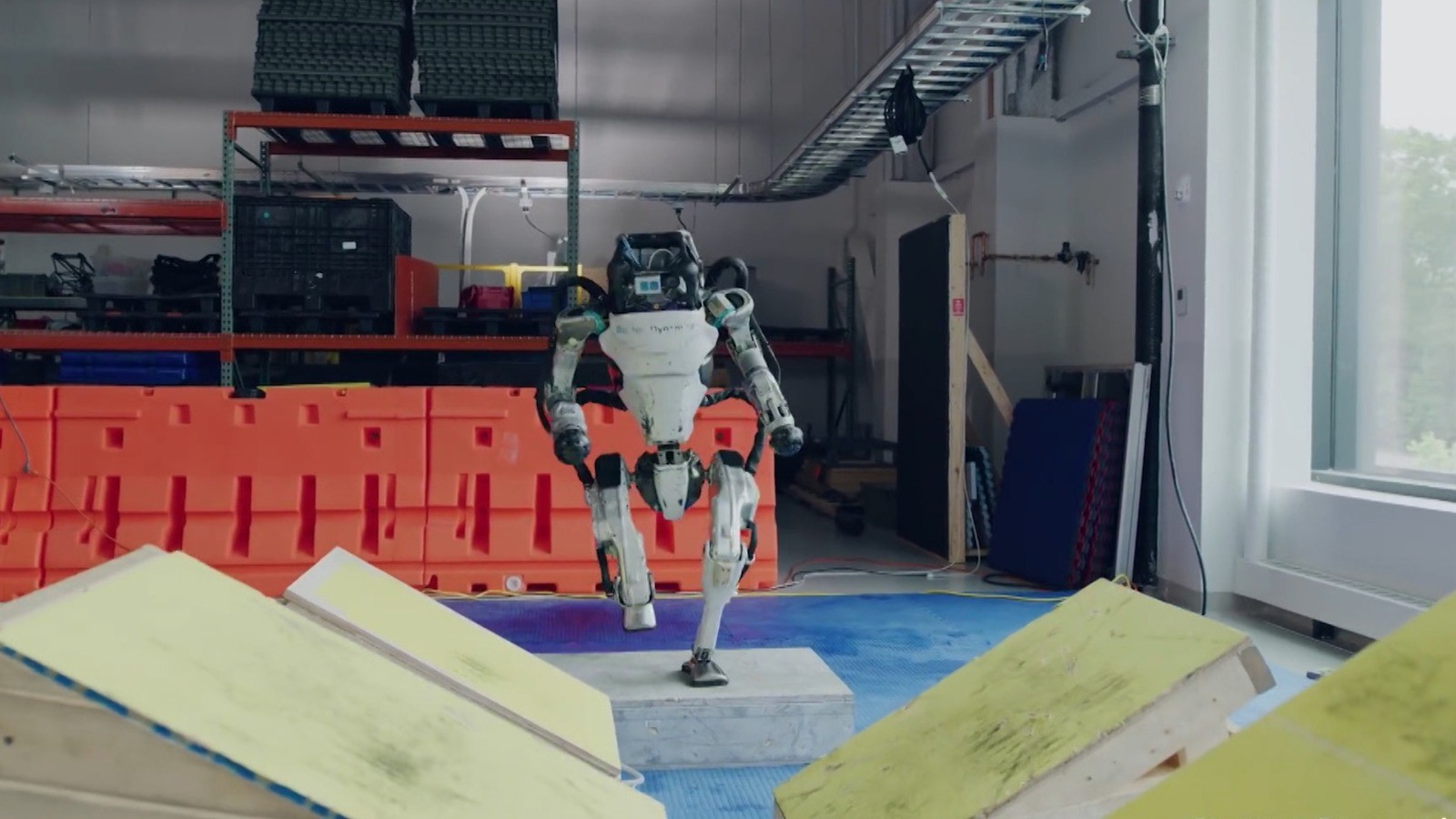Robotul Atlas a învăţat cum să facă Parkour: Urcă şi coboară, se ...