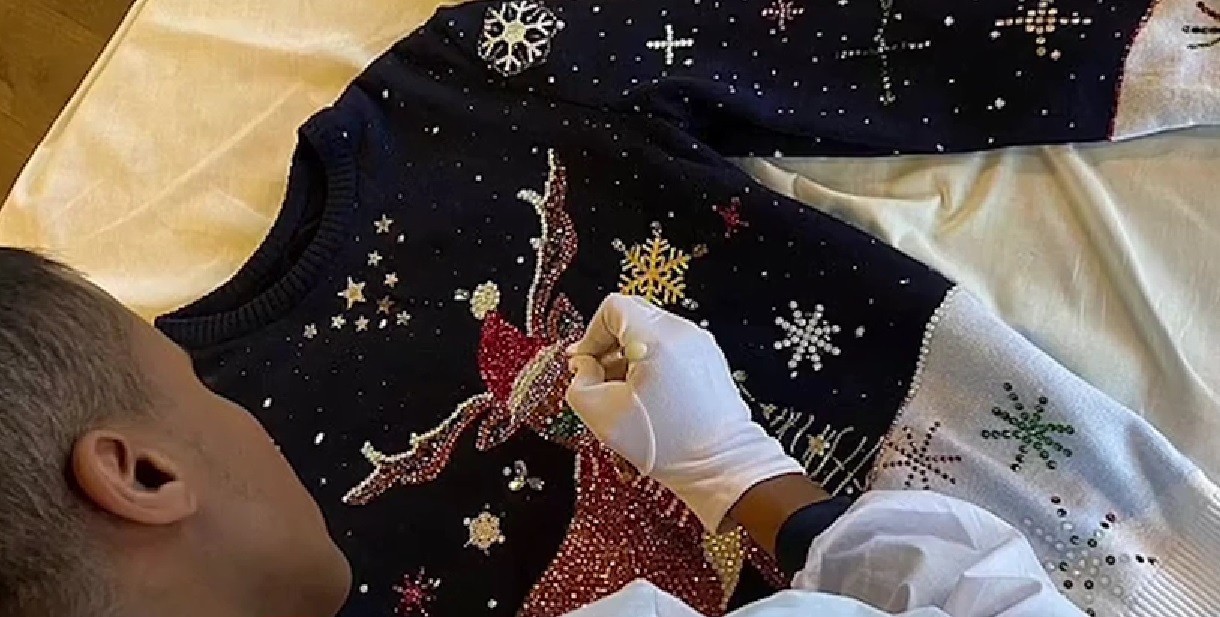 Cum arată cel mai scump pulover de Crăciun din istorie? Este cusut cu ...