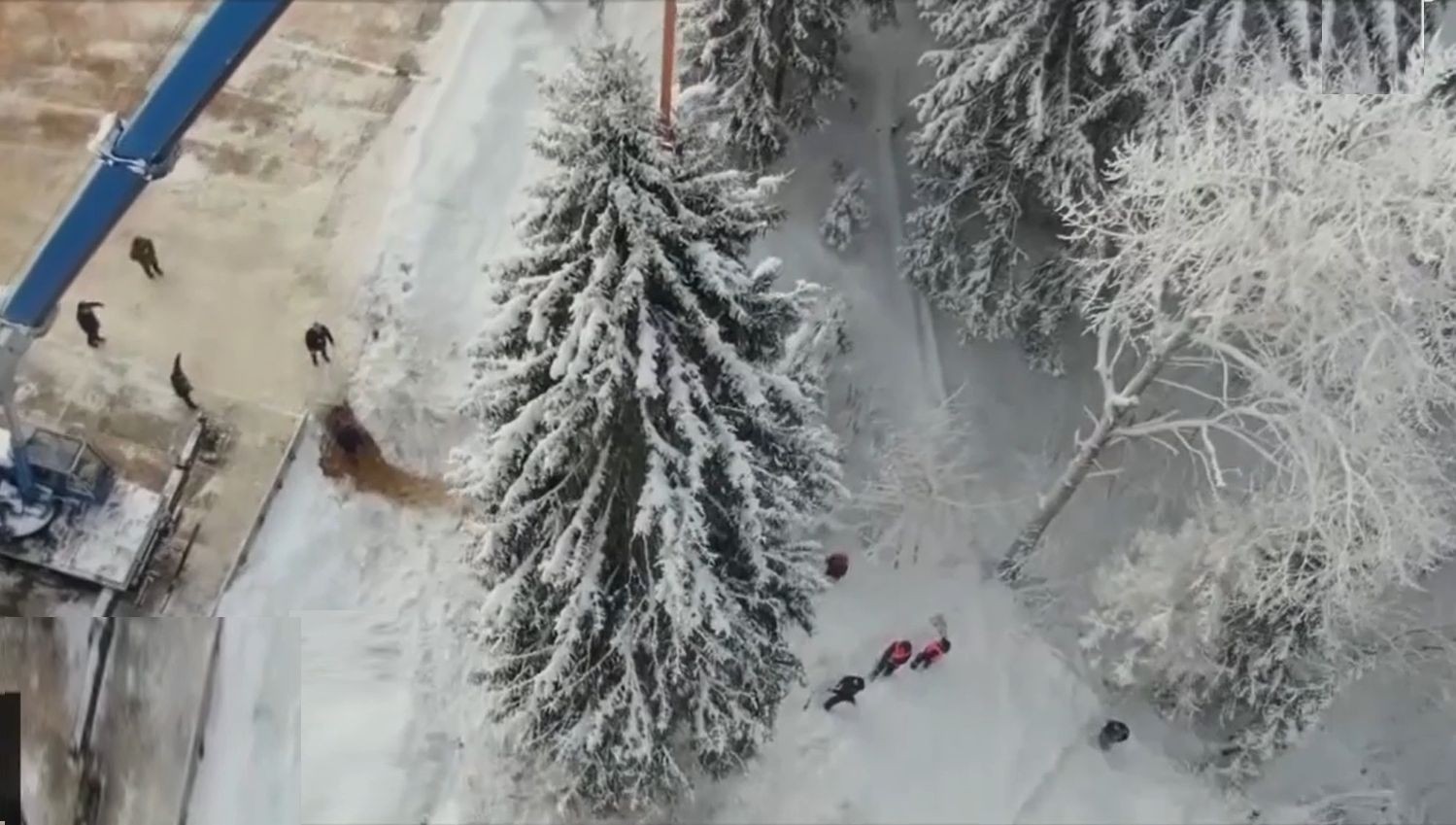 Moscova se îmbracă în haine de sărbătoare. Imagini cu bradul înalt de ...