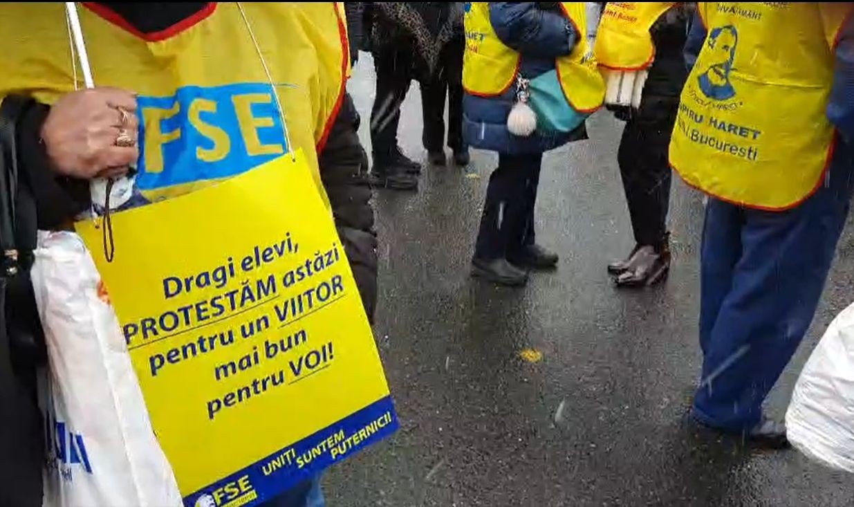 Profesorii protestează față de salariile mici și amenință cu greva ...