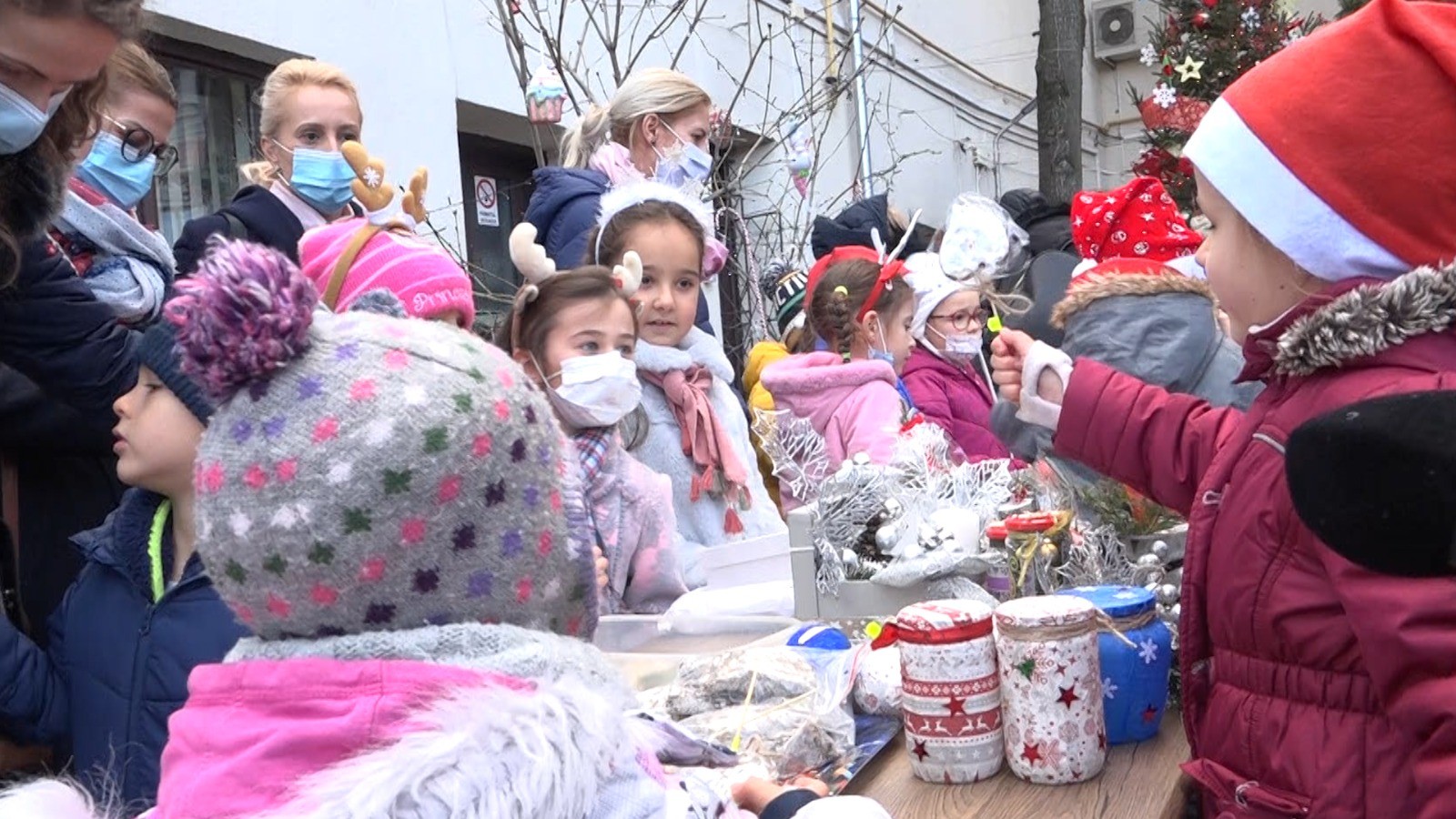 Sute de copii creativi din Deva au transformat curtea Bibliotecii ...