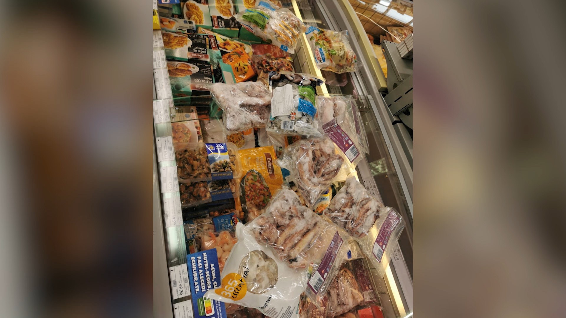 Alimente expirate, rafturi murdare și insecte moarte, la două magazine ...