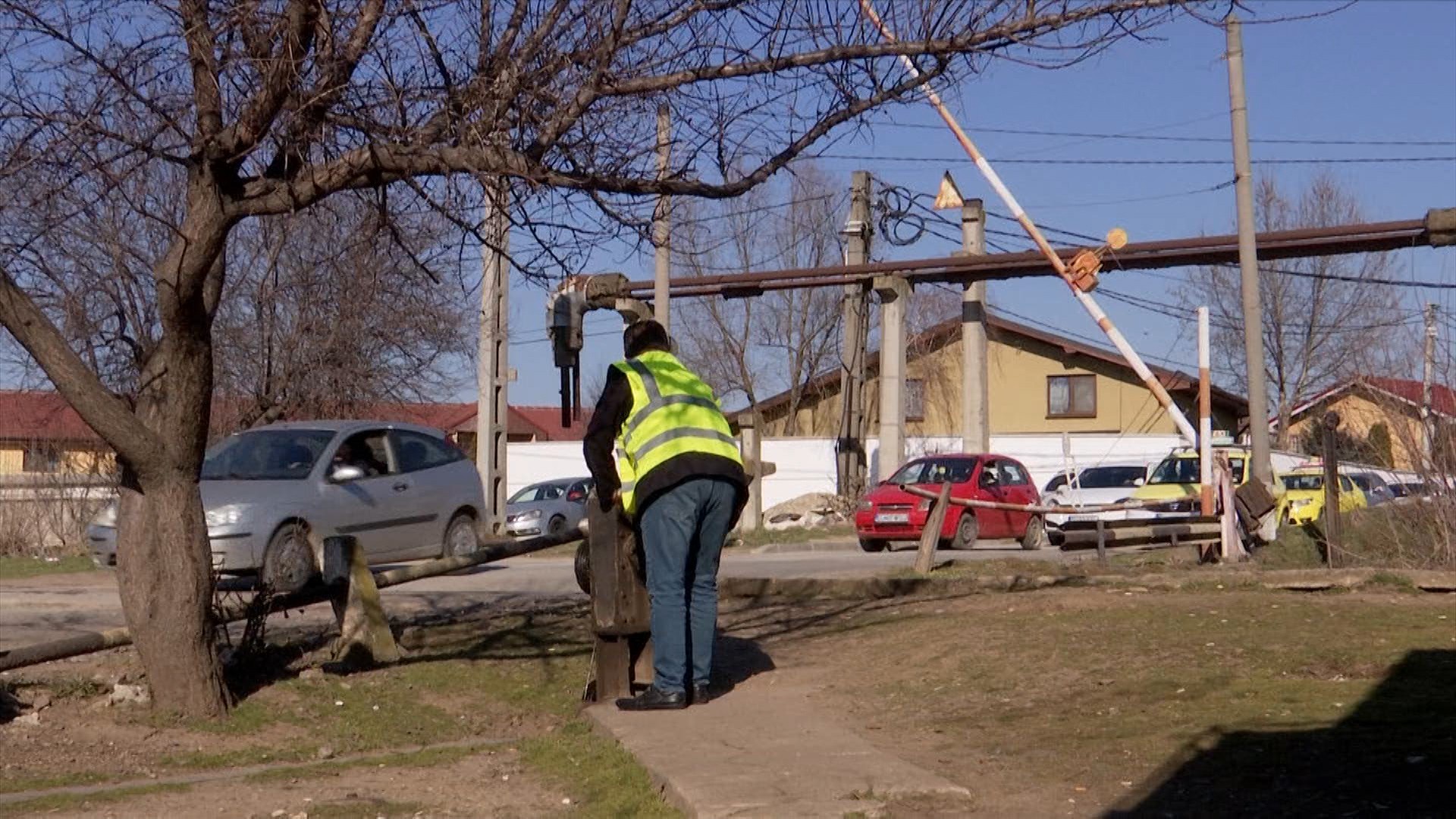 Cartier construit pe un câmp de porumb, lângă calea ferată. Un angajat ...
