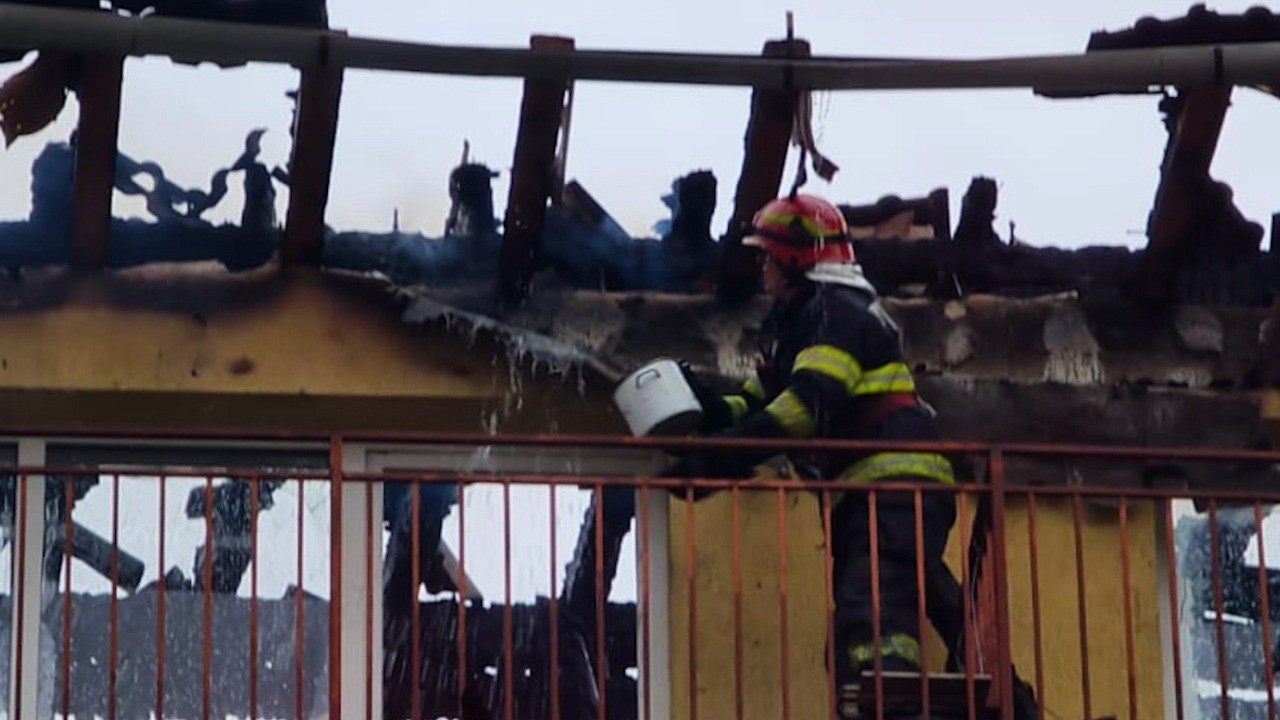Cratiţa cu apă, soluţia disperată folosită de pompieri la incendiul din ...