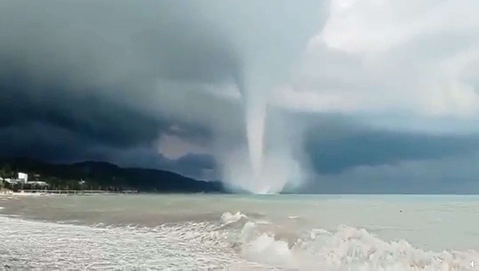 Imagini înspăimântătoare cu tromba din Marea Neagră. Vârtejul a făcut ...