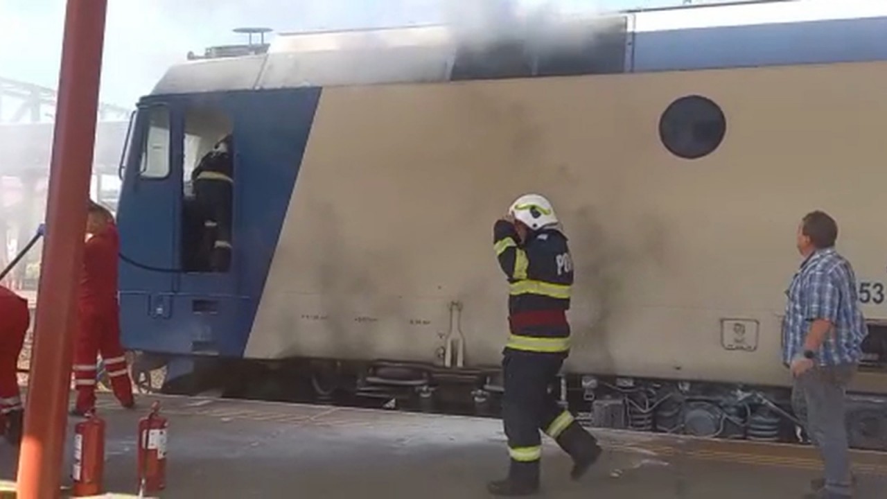 Locomotiva unui tren a luat foc în gara din Vaslui. Trei autospeciale ...
