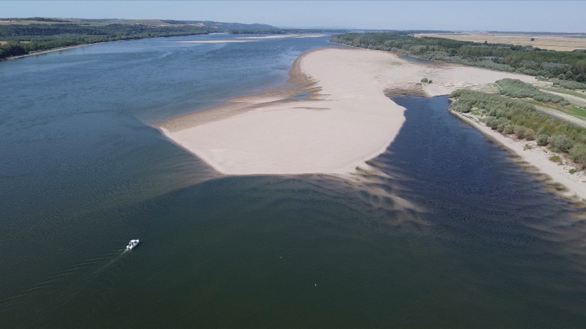 Imagini din dronă cu Dunărea, care seacă văzând cu ochii. Poliţia de ...
