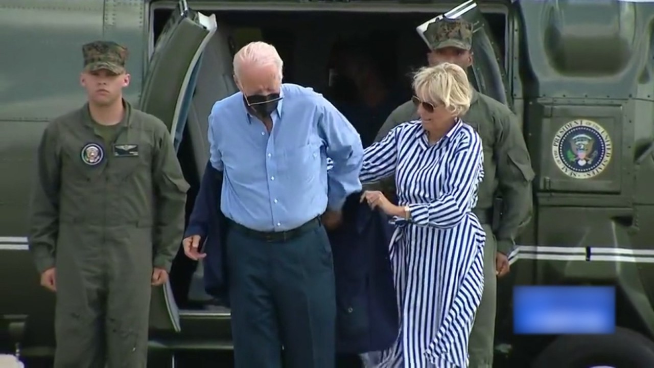 Joe Biden, filmat în timp ce se "luptă" cu un sacou, apoi îi cad ...