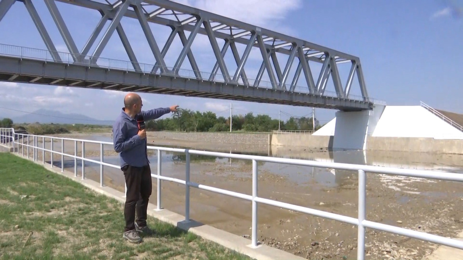 Lucrările la un pod feroviar, distrus de viitură, încheiate după 4 ani ...