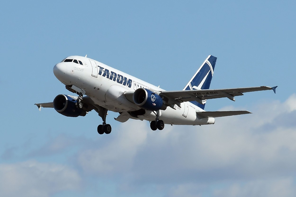 Începe greva angajaţilor TAROM. Timp de două ore pe zi, niciun avion al ...