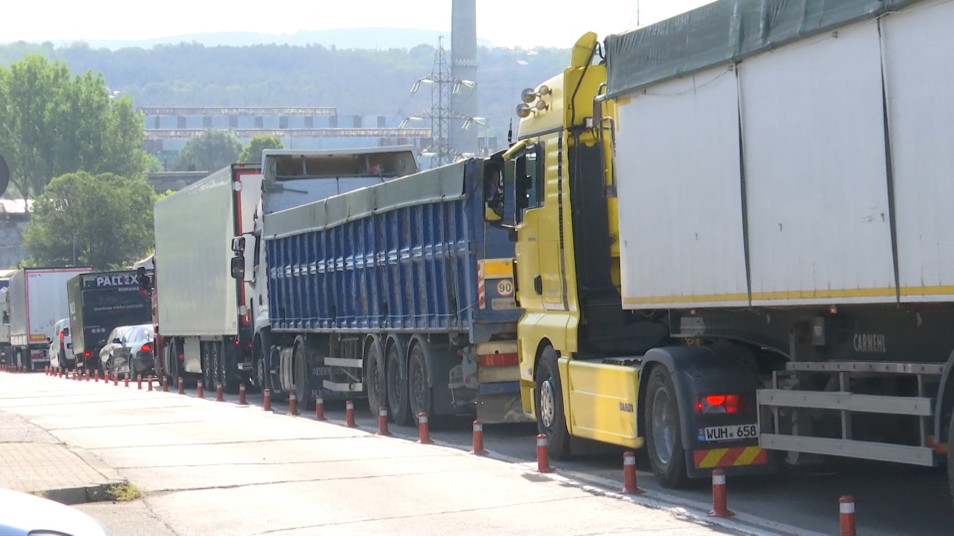 Zeci de TIR-uri blochează intrarea în Iaşi pentru că trec printr-o vamă ...