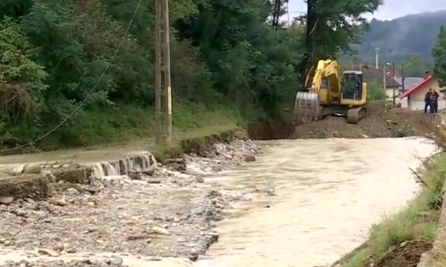 Inundații în Gorj. Ploile record au crescut debitul unui râu de mai ...