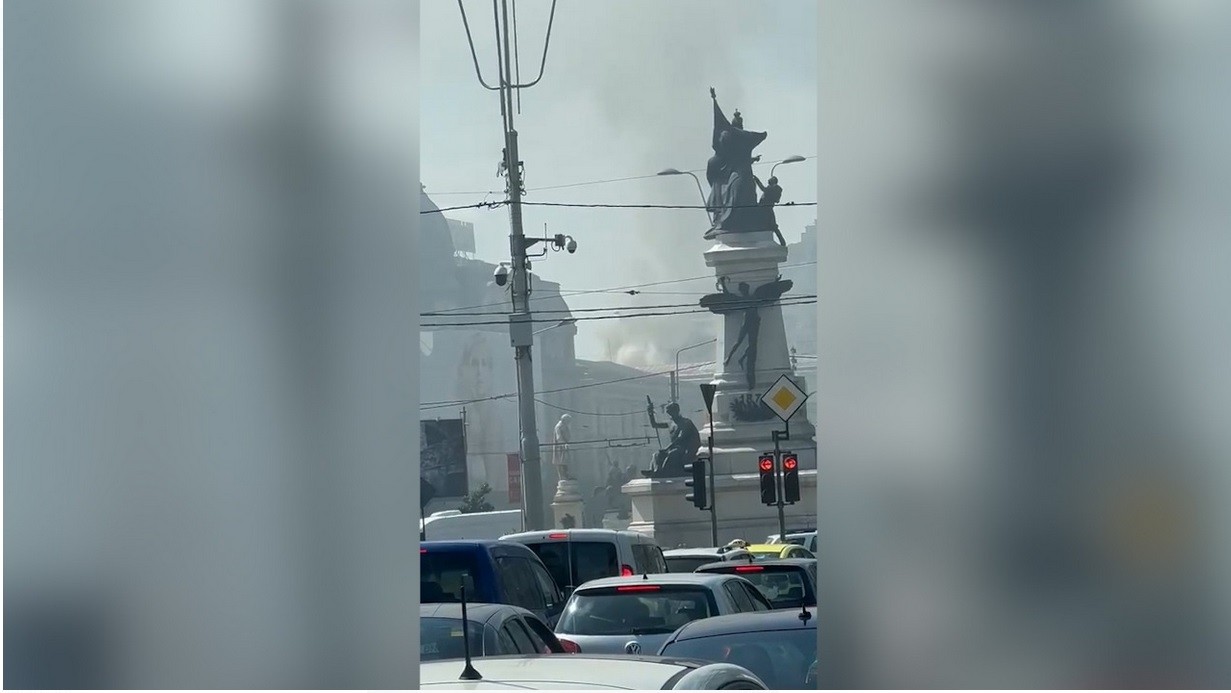 Incendiu puternic în Bucureşti, pe Calea Victoriei. Pompierii au stins ...