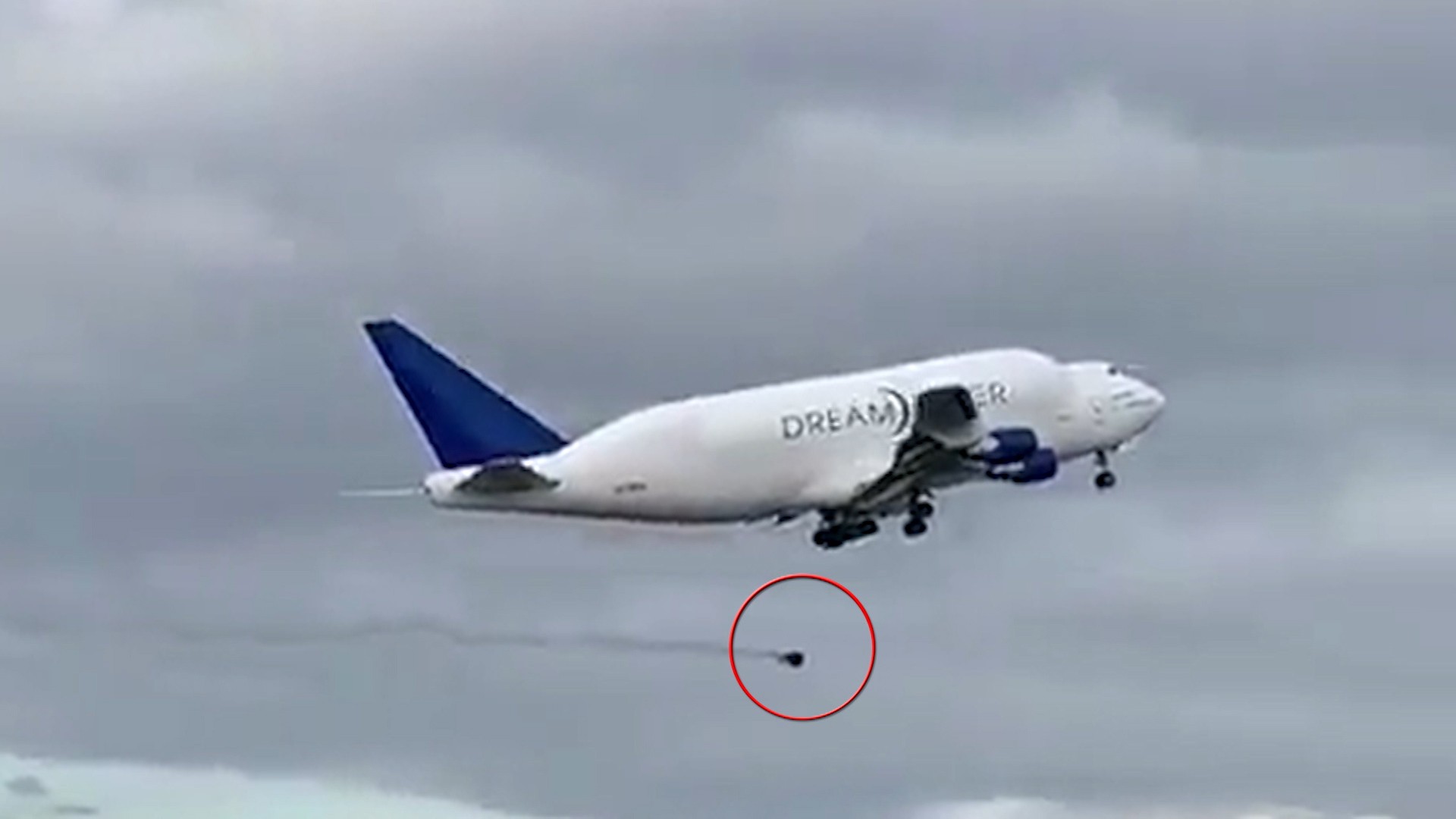 Un avion Boeing şi-a pierdut o roată în timpul zborului. Anvelopa a ...