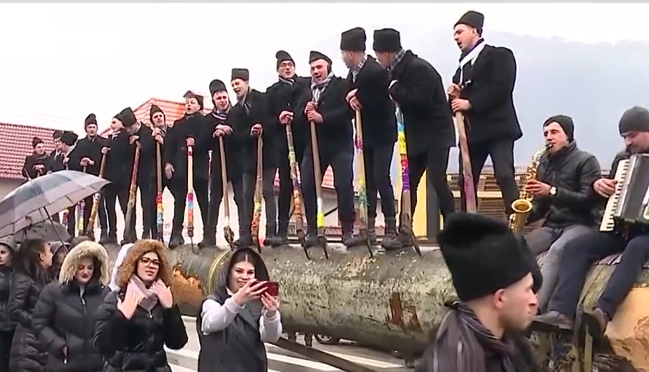 Obicei vechi de zeci de ani, păstrat cu sfinţenie în comuna sibiană Sadu: "E ceva deosebit. Ei ...