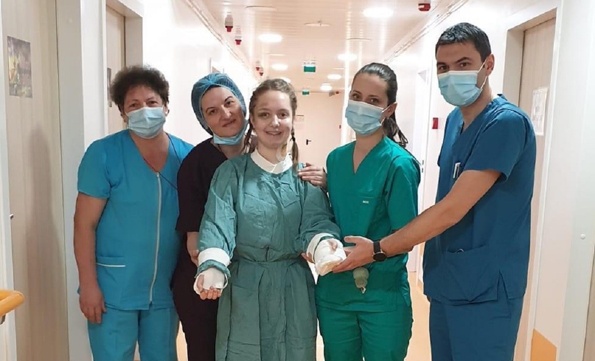 Primele imagini cu Alexia, fata cu mâinile amputate și replantate de ...