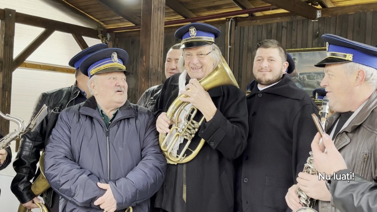 Florin Piersic, întâmpinat de fanfară la biserica din Ocna Dej. Actorul ...