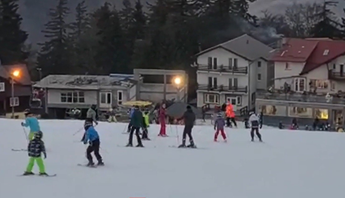 La Straja, administratorii au salvat sezonul cu tunurile de zăpadă. Cât ...