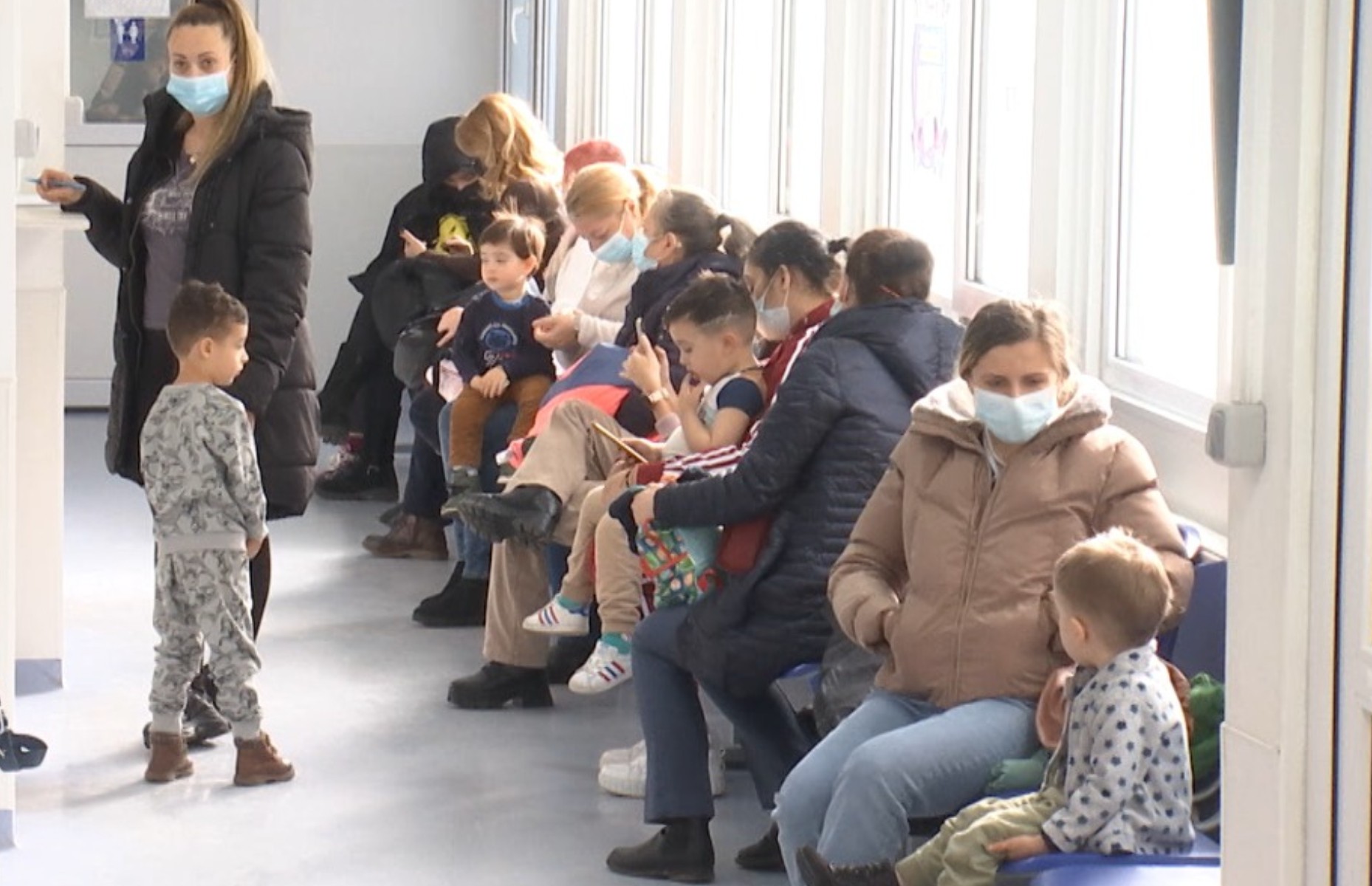 Viroza care trimite tot mai mulţi copii la spital, cu febră mare. Cine ...