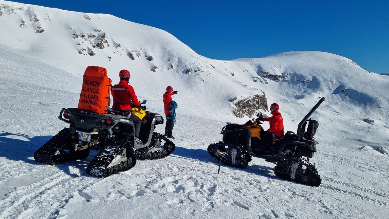 Avalanşă în Munţii Maramureşului. Trei turişti polonezi au fost ...