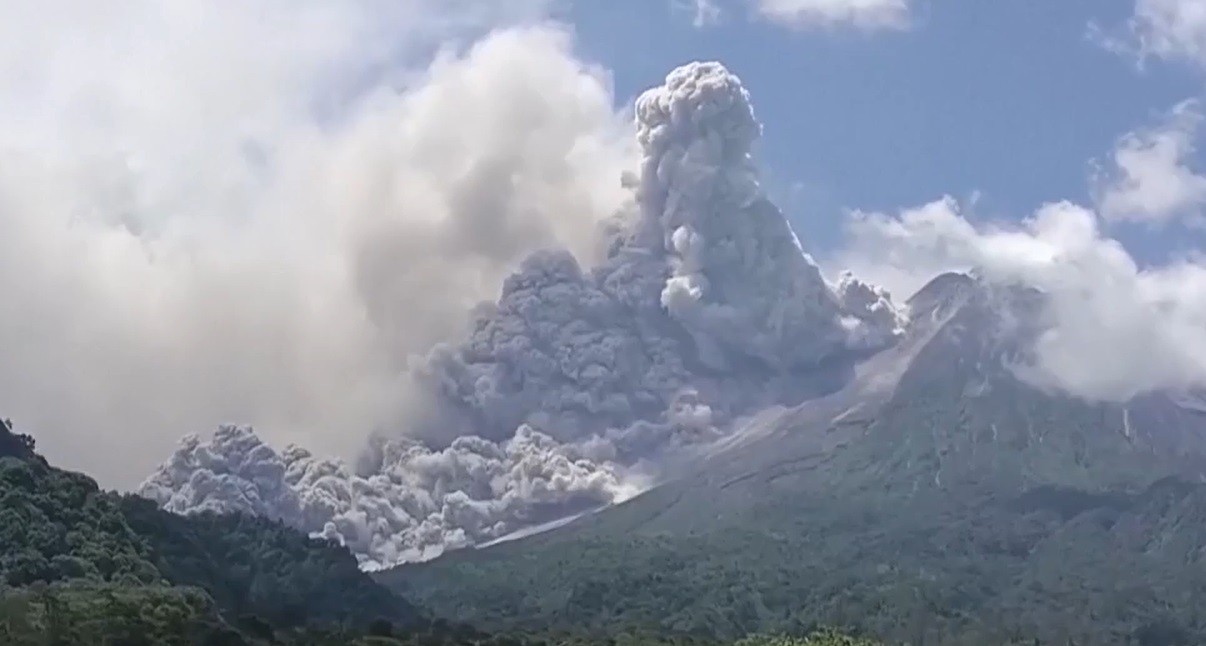 Vulcanul Merapi a erupt în Indonezia; localnicii, evacuaţi de urgenţă ...