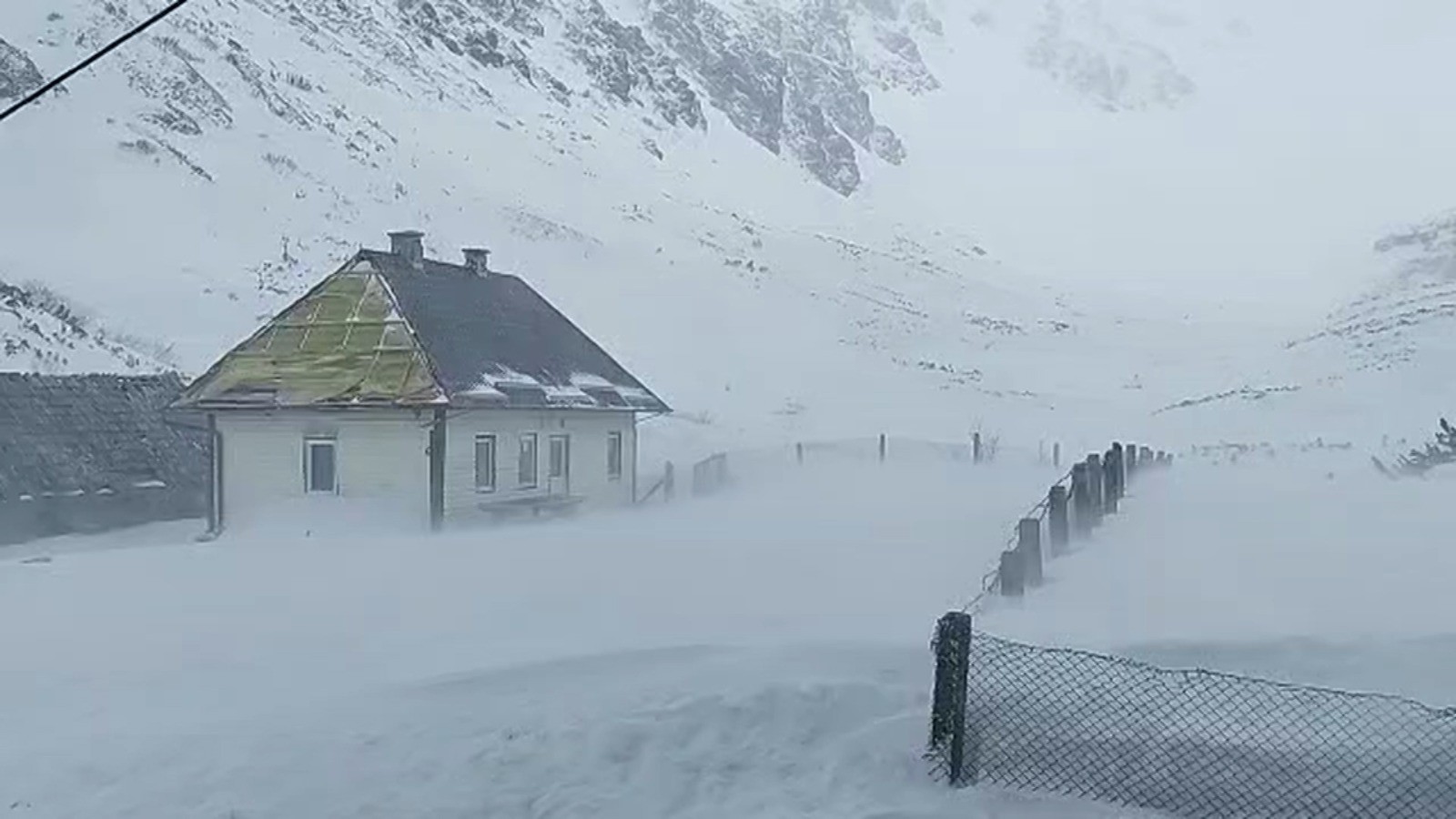 Val de aer polar și ninsori în România. La munte, vântul suflă cu ...