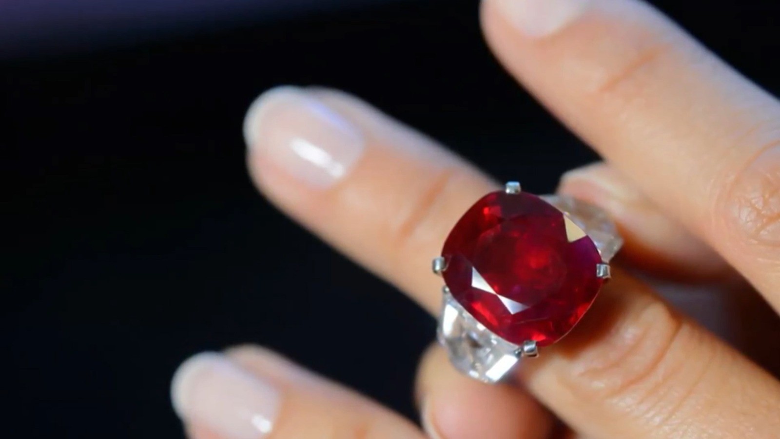 Rubinul care ar putea doborî un record. Preţul uriaş cerut pentru ...