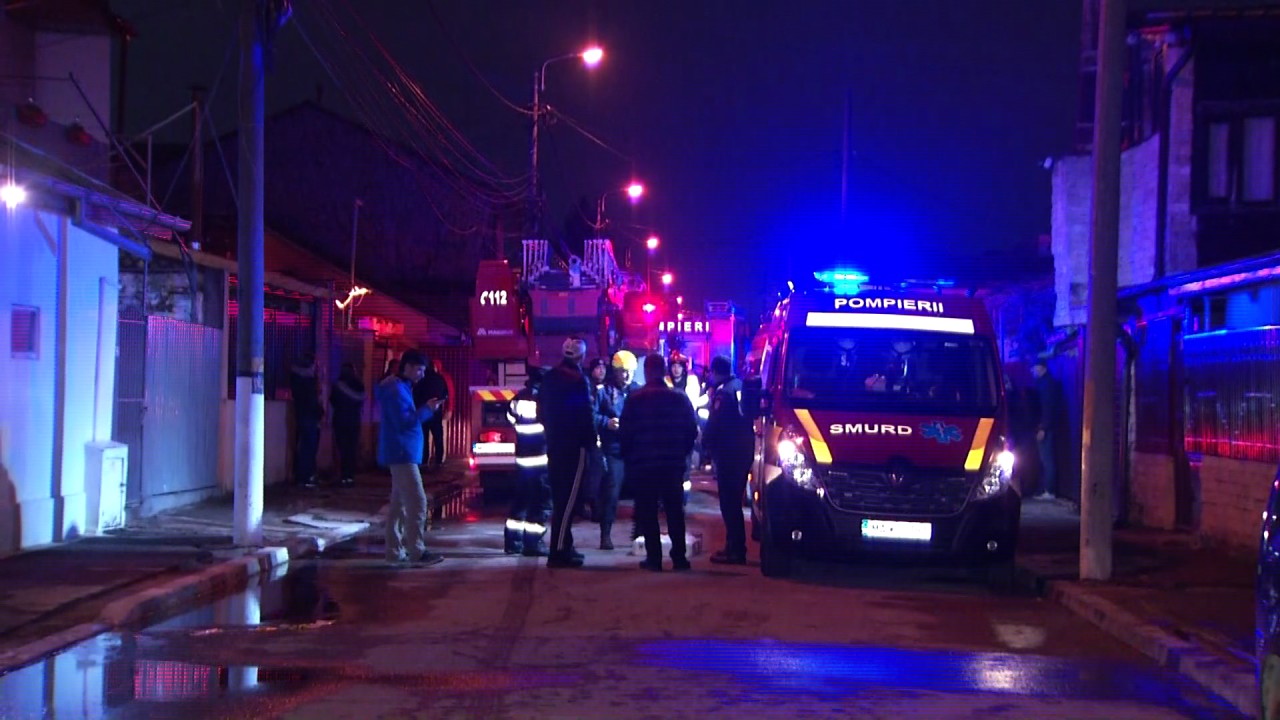 Două case au ars în Capitală. Un bărbat a ajuns la spital cu arsuri grave din cauza flăcărilor ...